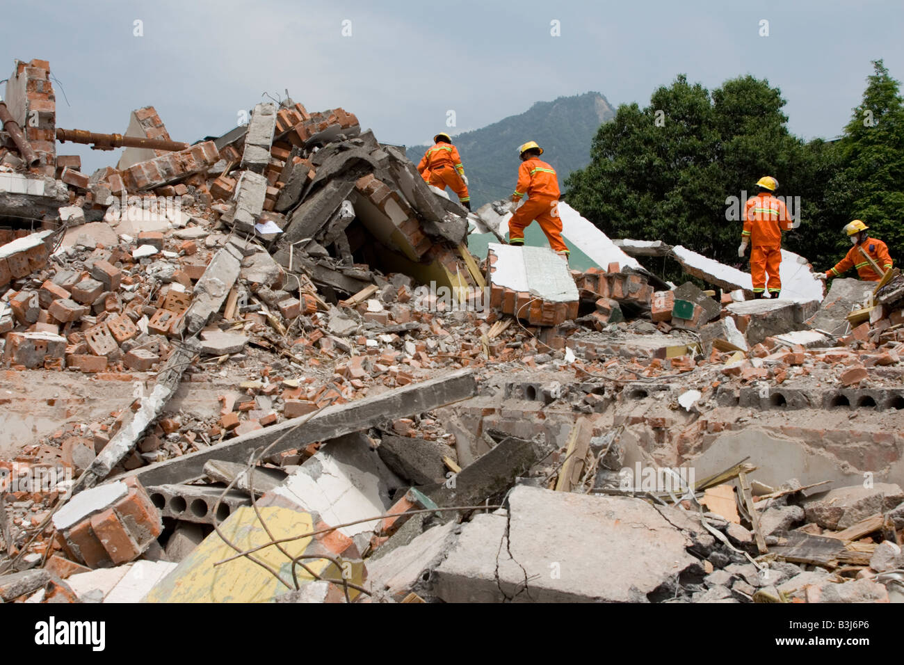 Building sichuan earthquake may 2008 hi-res stock photography and ...
