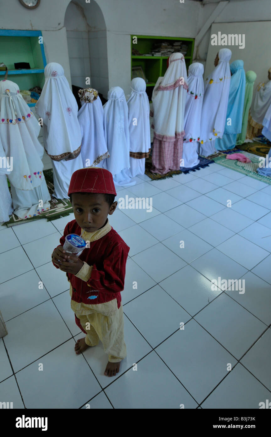 Muslim children praying hi-res stock photography and images - Alamy