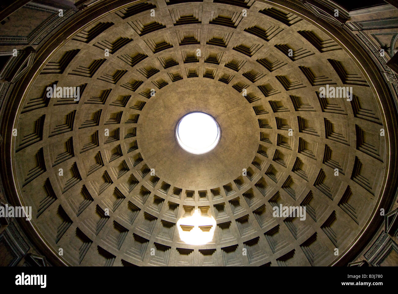 Light shines through the Oculus of the Pantheon onto the decorative ...