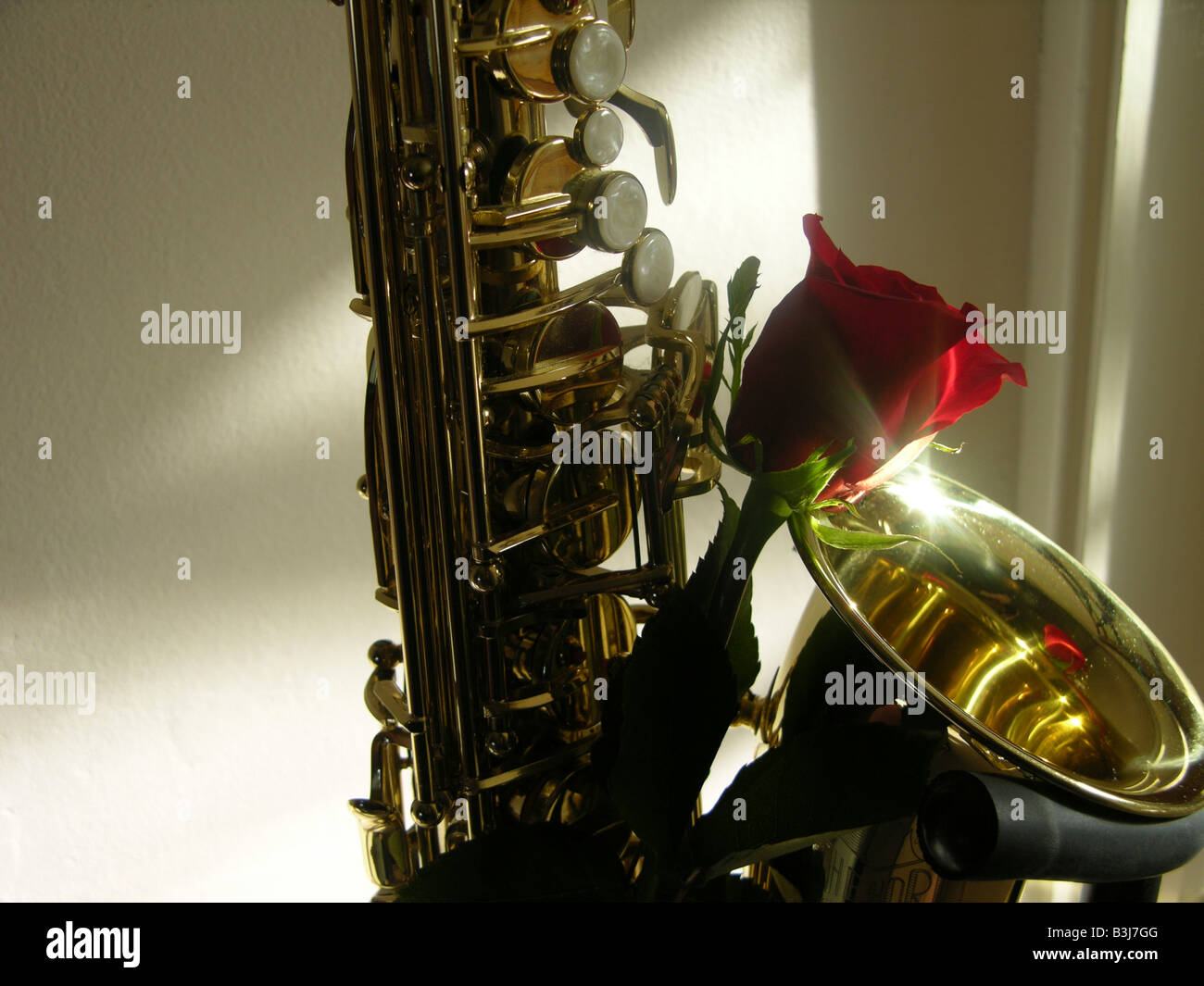 Pink saxophone hi-res stock photography and images - Alamy