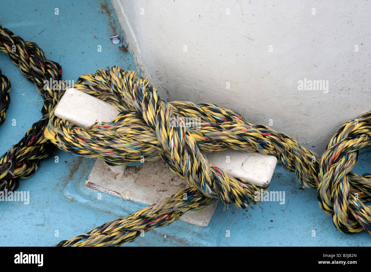 Colourful cable securing boat to dock Stock Photo - Alamy