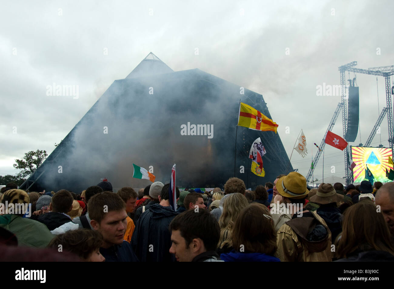 Crowd at the Pyramid Stage, Glastonbury festival 2008 Stock Photo - Alamy