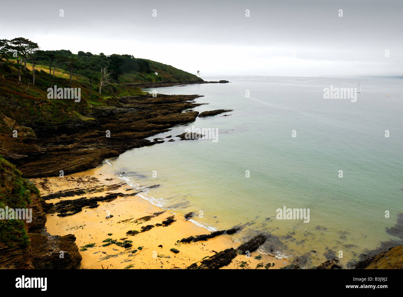 Rocky cove at St.Anthony's Head Cornwall Stock Photo - Alamy