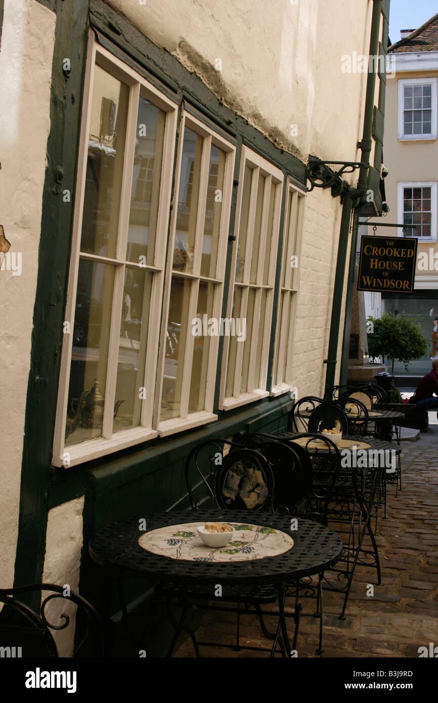 Crooked house windsor england hi-res stock photography and images - Alamy