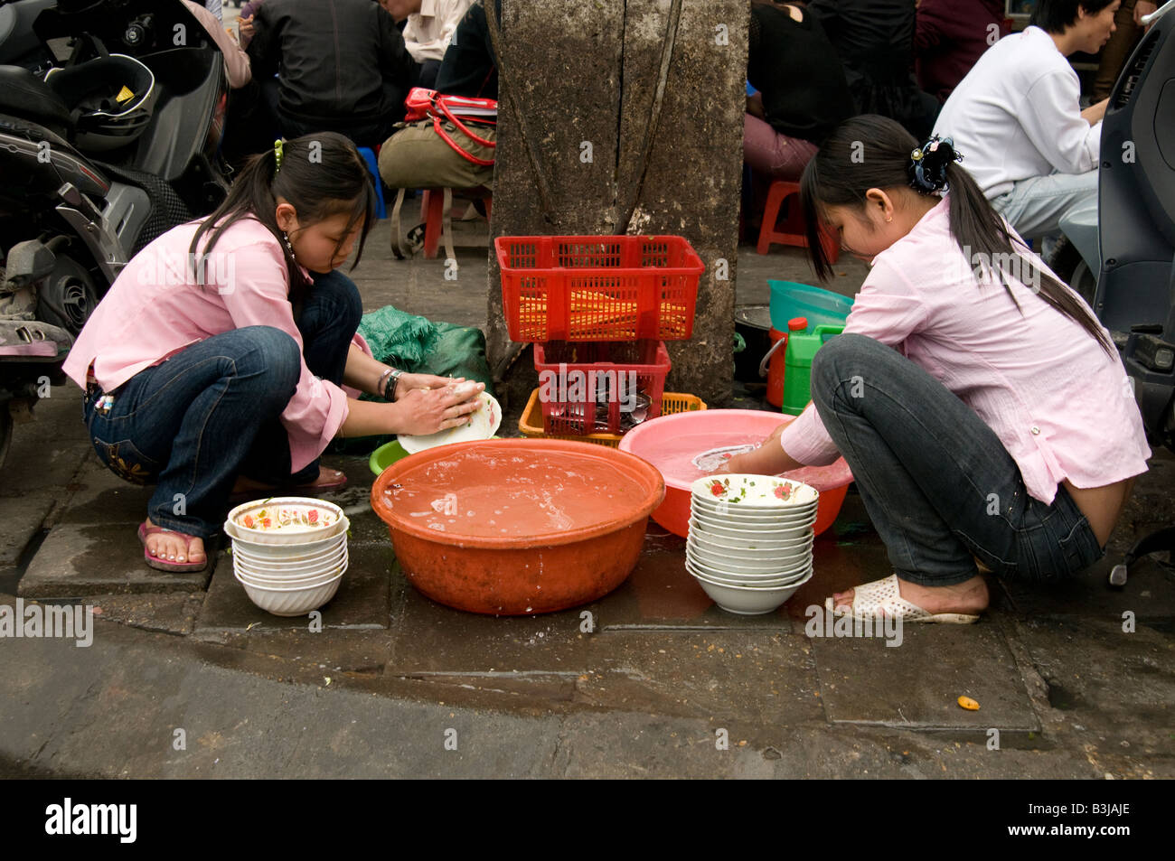 Hanoi pavement restaurant hi-res stock photography and images - Alamy