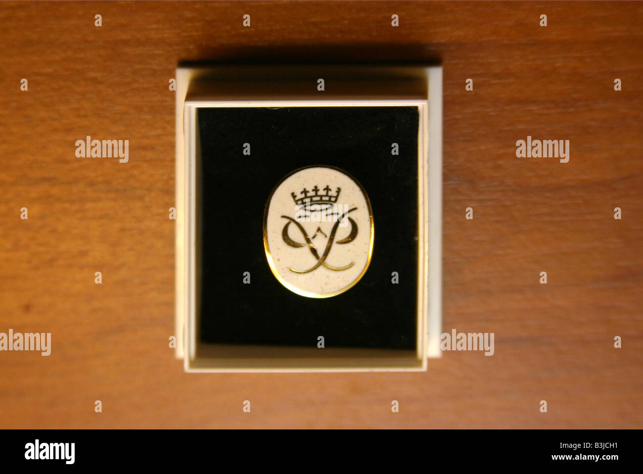 Duke of Edimburgh gold badge in presentation box.Black velvet.40048 ...