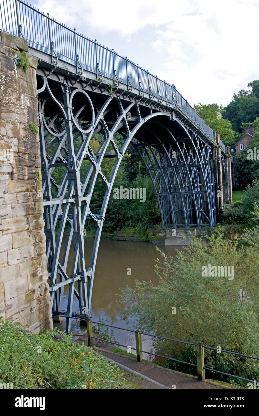 First cast iron bridge at Coalbrookdale spanning gorge of River Severn ...