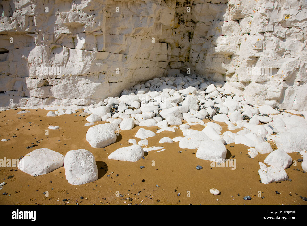 White cliffs and chalk boulders in Kingsgate Bay Kent Stock Photo - Alamy