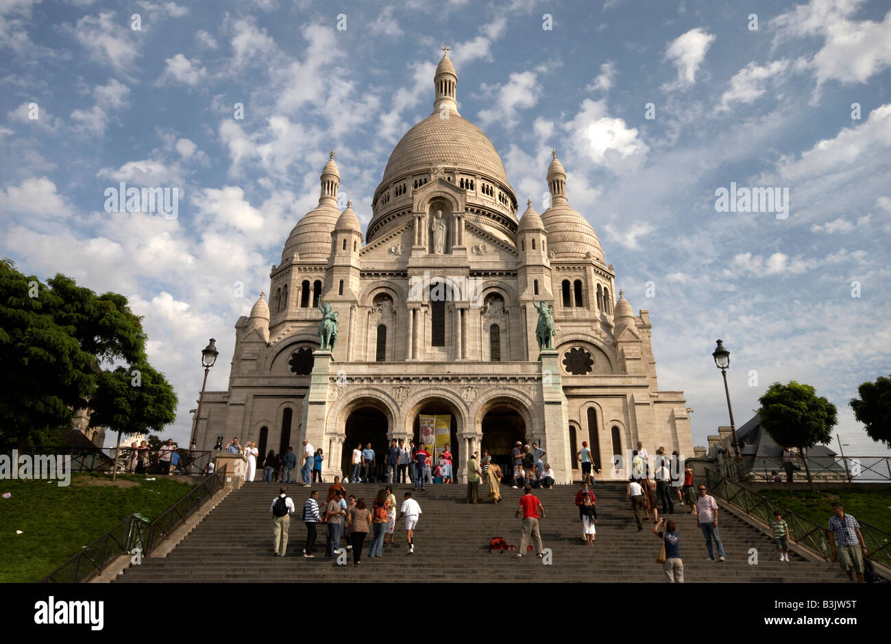 Sacre coeur basilica montmartre hi-res stock photography and images - Alamy