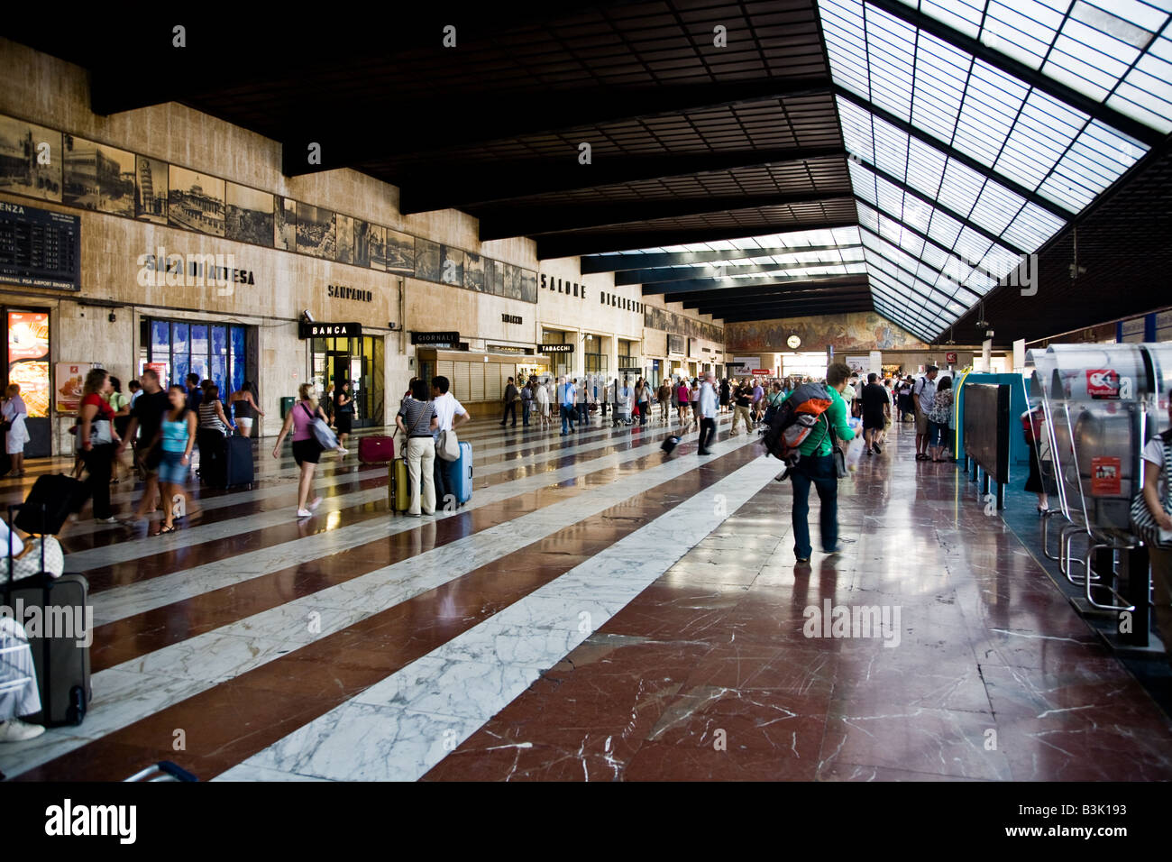 Station concourse hi-res stock photography and images - Alamy
