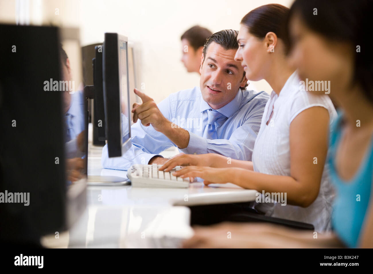 Man supervising employees work hi-res stock photography and images - Alamy