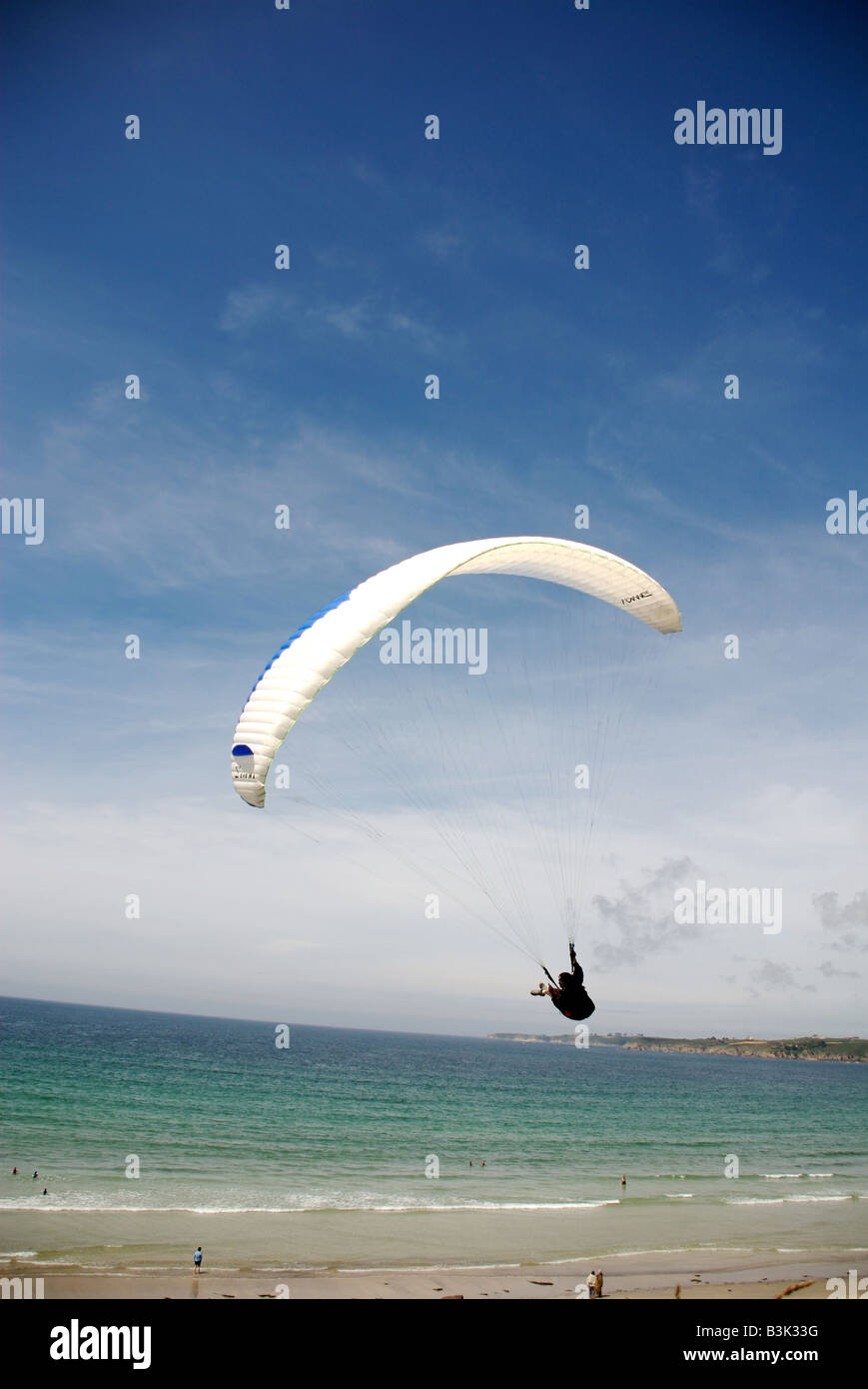 Parascender in midflight over beach Stock Photo - Alamy