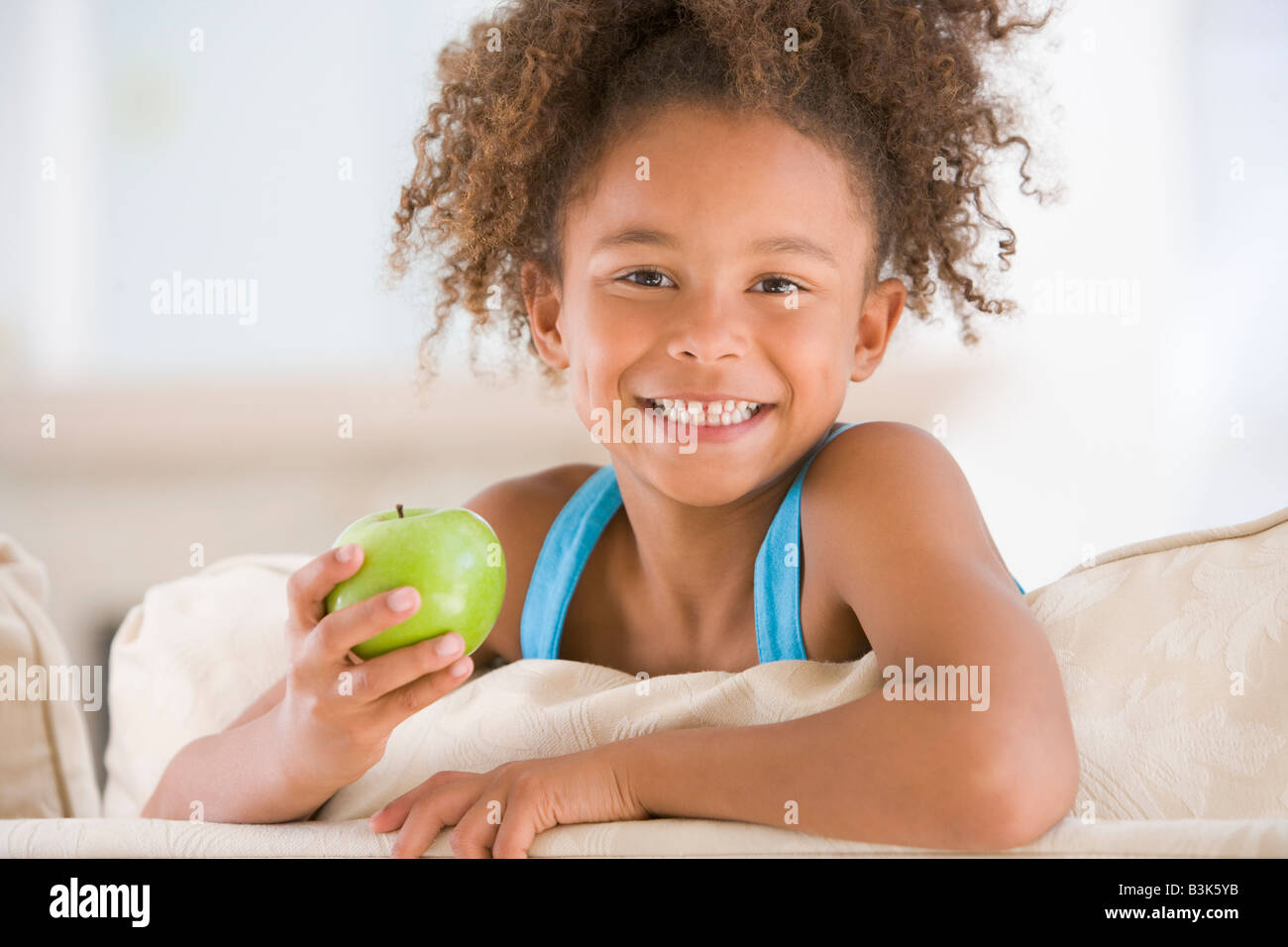 Child eating an apple hi-res stock photography and images - Alamy