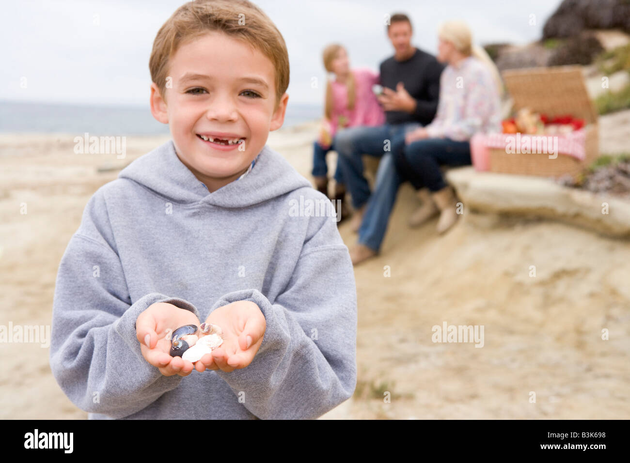 Kids collecting sea shells hi-res stock photography and images - Alamy