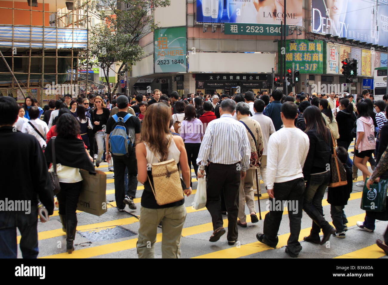 People crossing the street in Hong Kong, China Stock Photo - Alamy