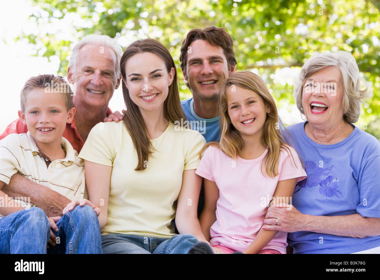 Extended family outdoors smiling Stock Photo - Alamy