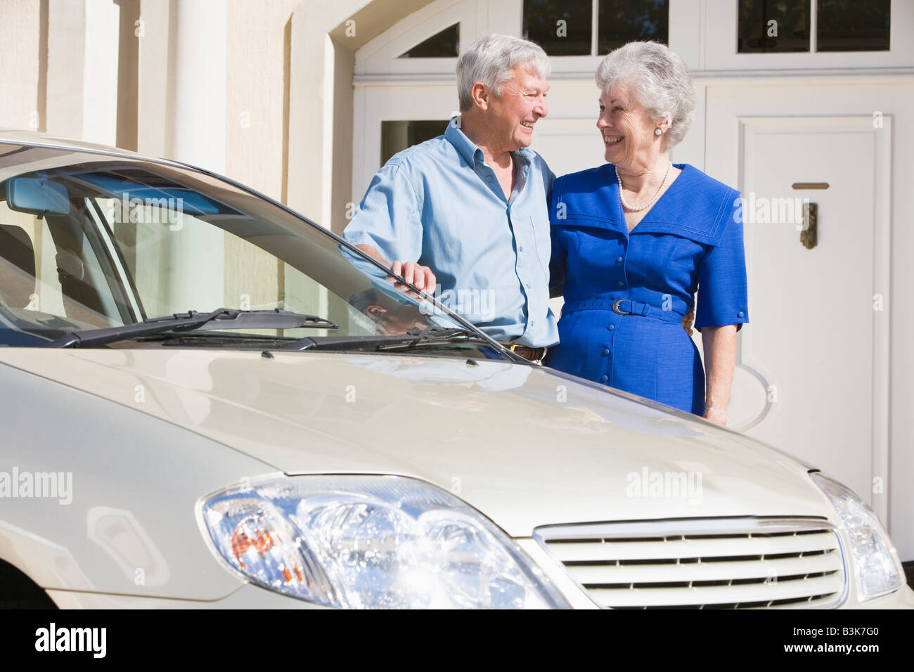 Couple outside house car hi-res stock photography and images - Alamy