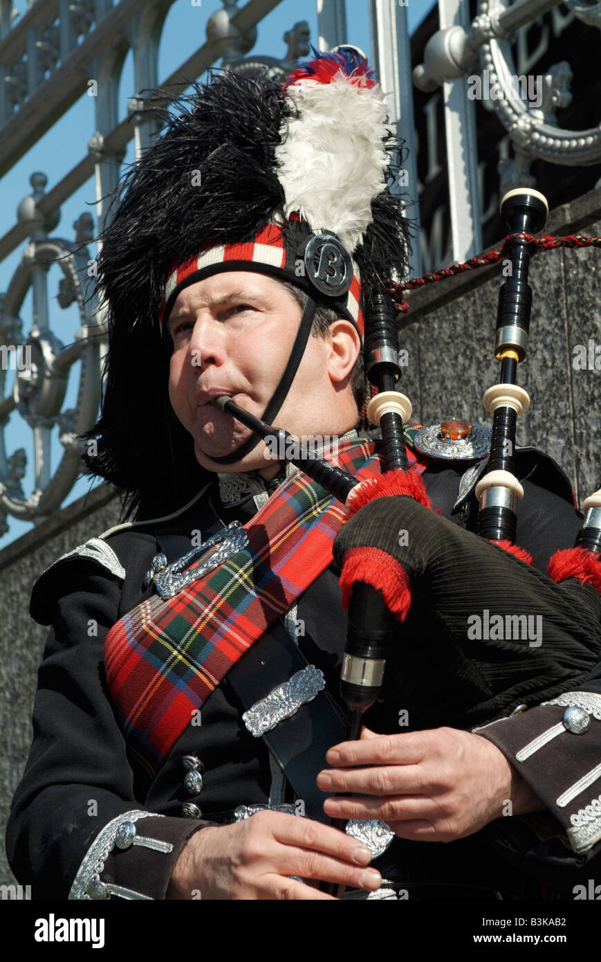 Piper playing hi-res stock photography and images - Alamy