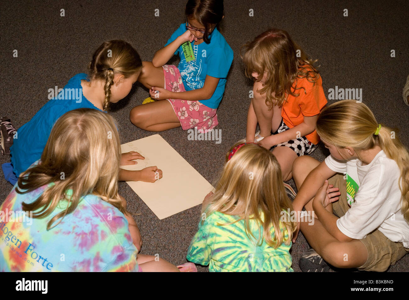 Students sit on floor classroom hi-res stock photography and images - Alamy