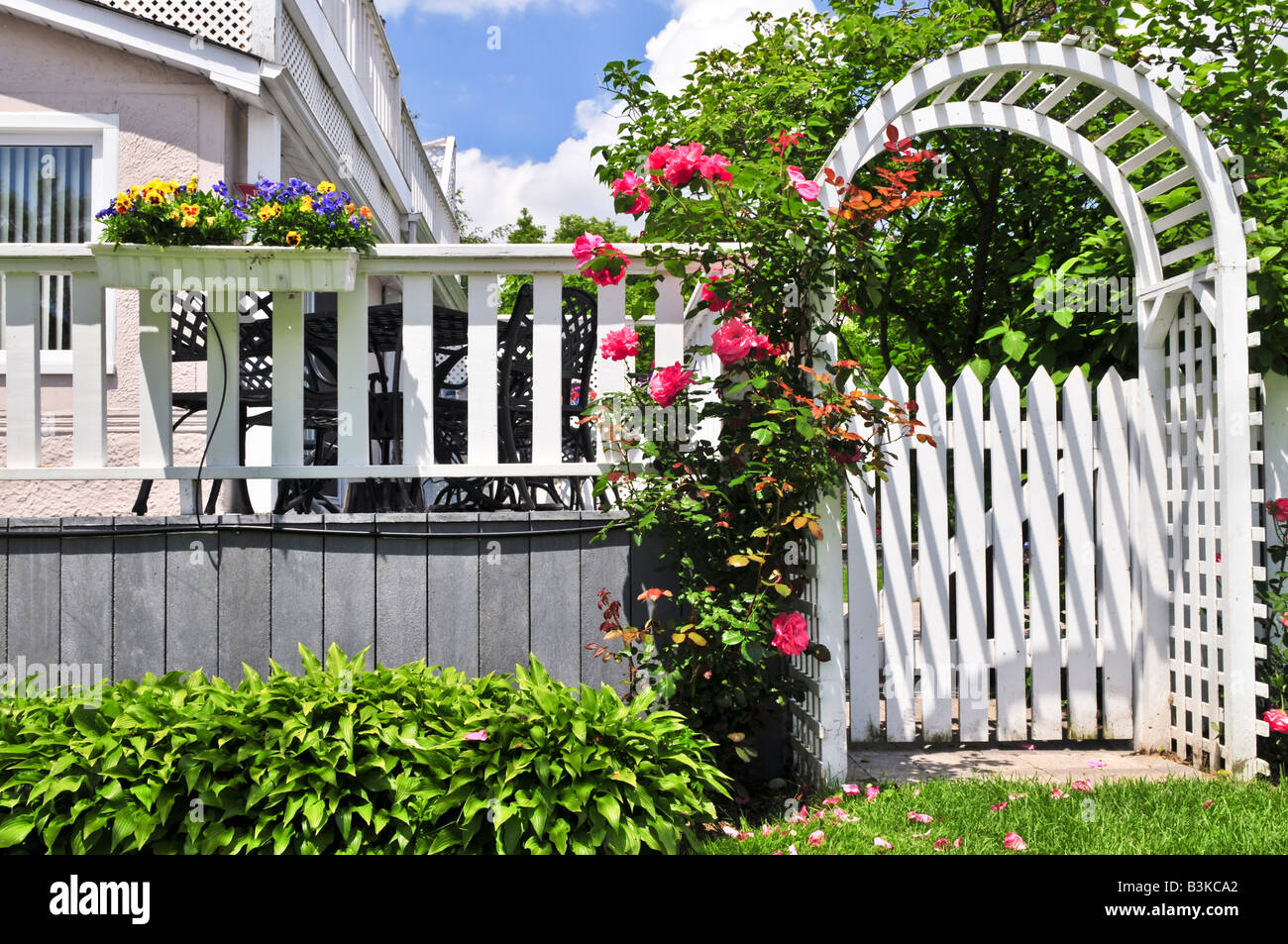 Roses arbor garden trellis hi-res stock photography and images - Alamy