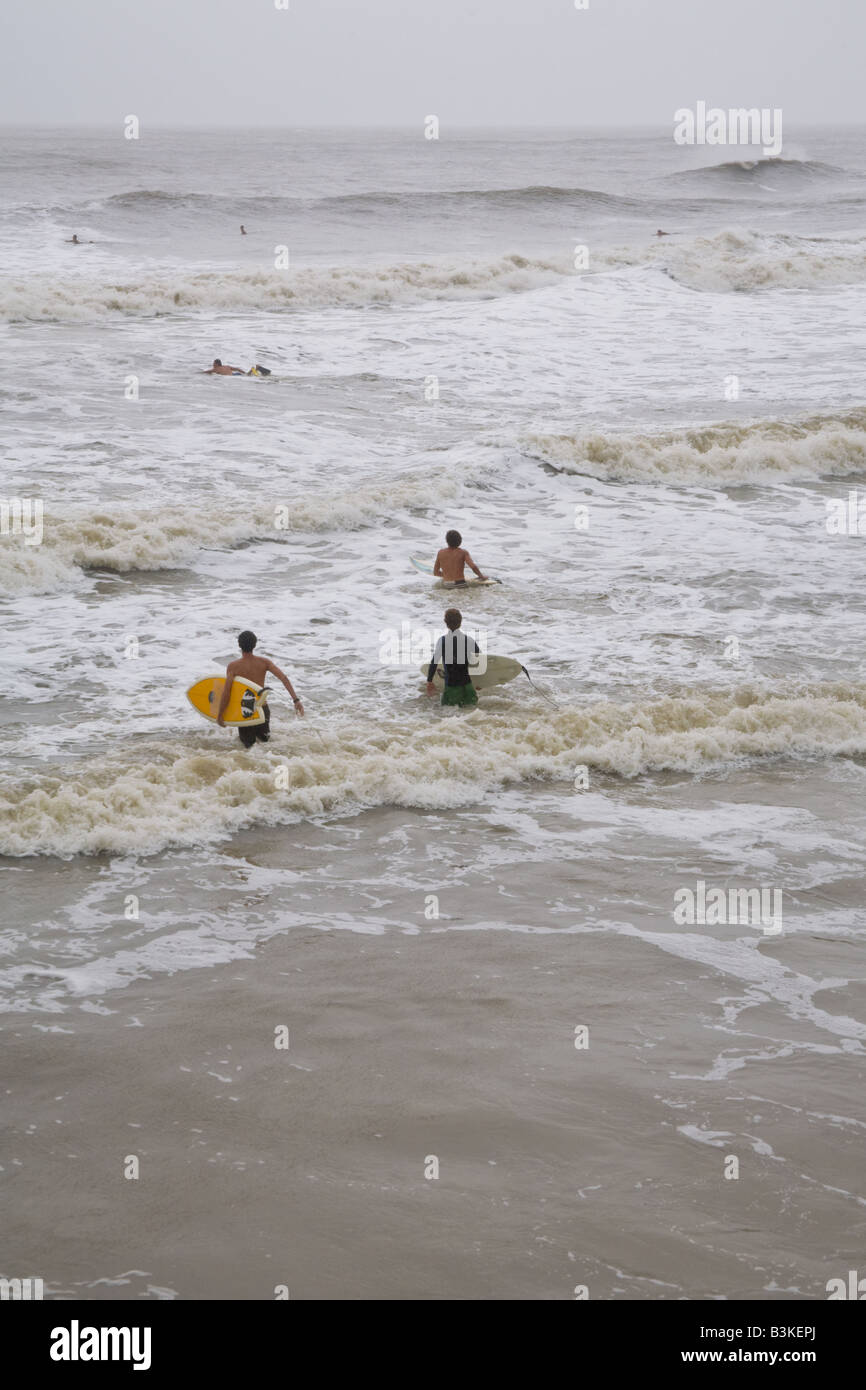 Surfer paddling out into the waves hi-res stock photography and images ...