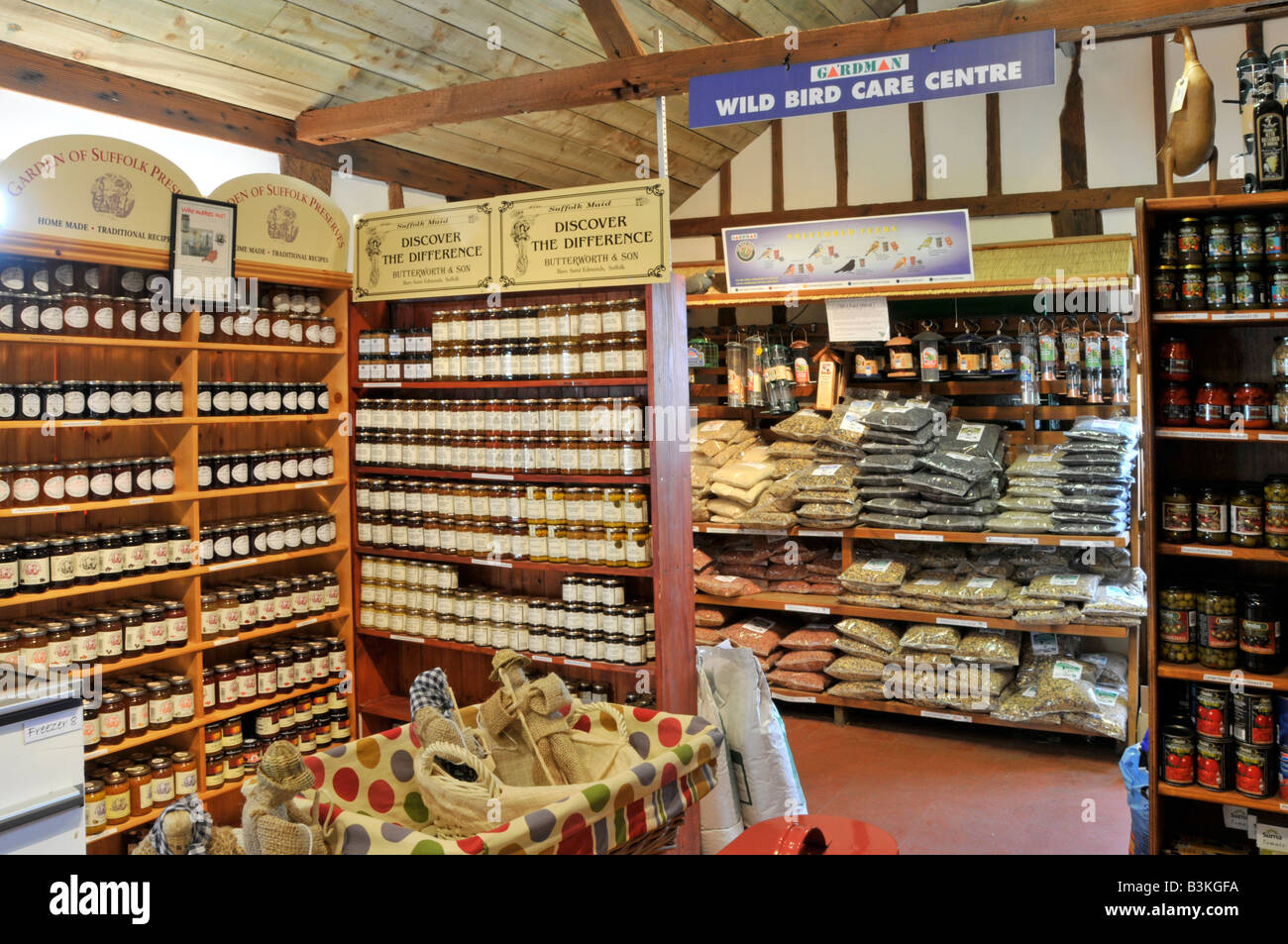 Uk grocer shop interior hi-res stock photography and images - Alamy