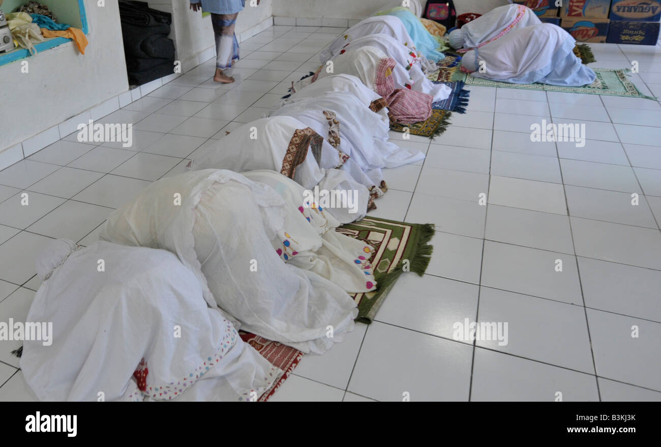 muslim children praying at the charity sponsored islamic school in slum ...