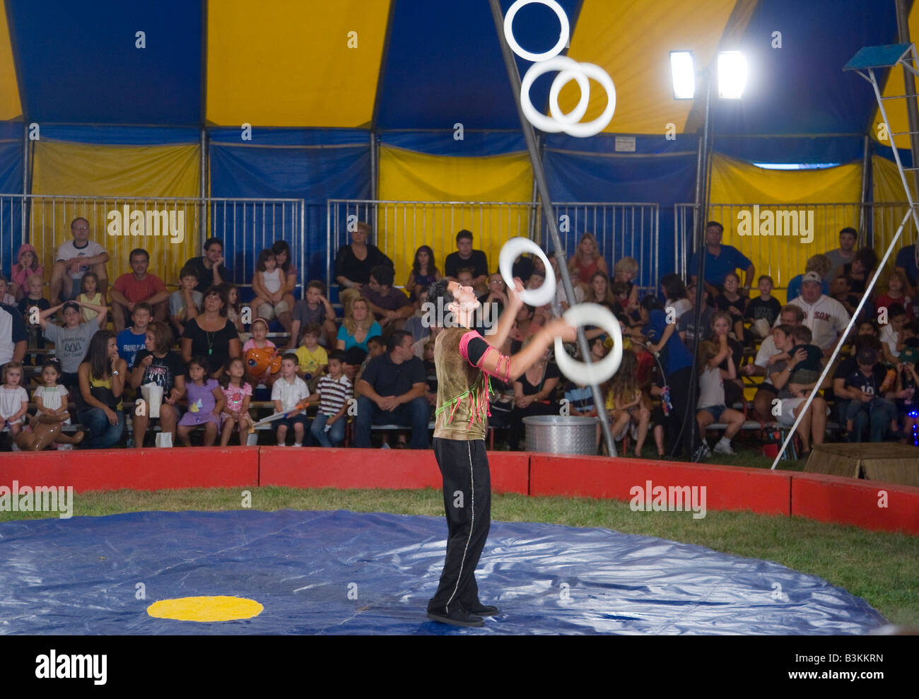Juggler circus ring hi-res stock photography and images - Alamy