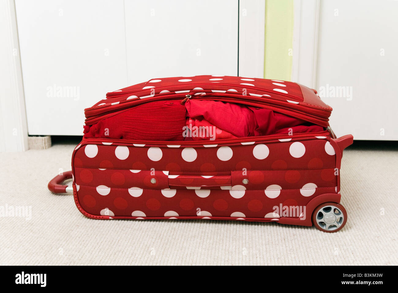 Red suitcase nobody hi-res stock photography and images - Alamy