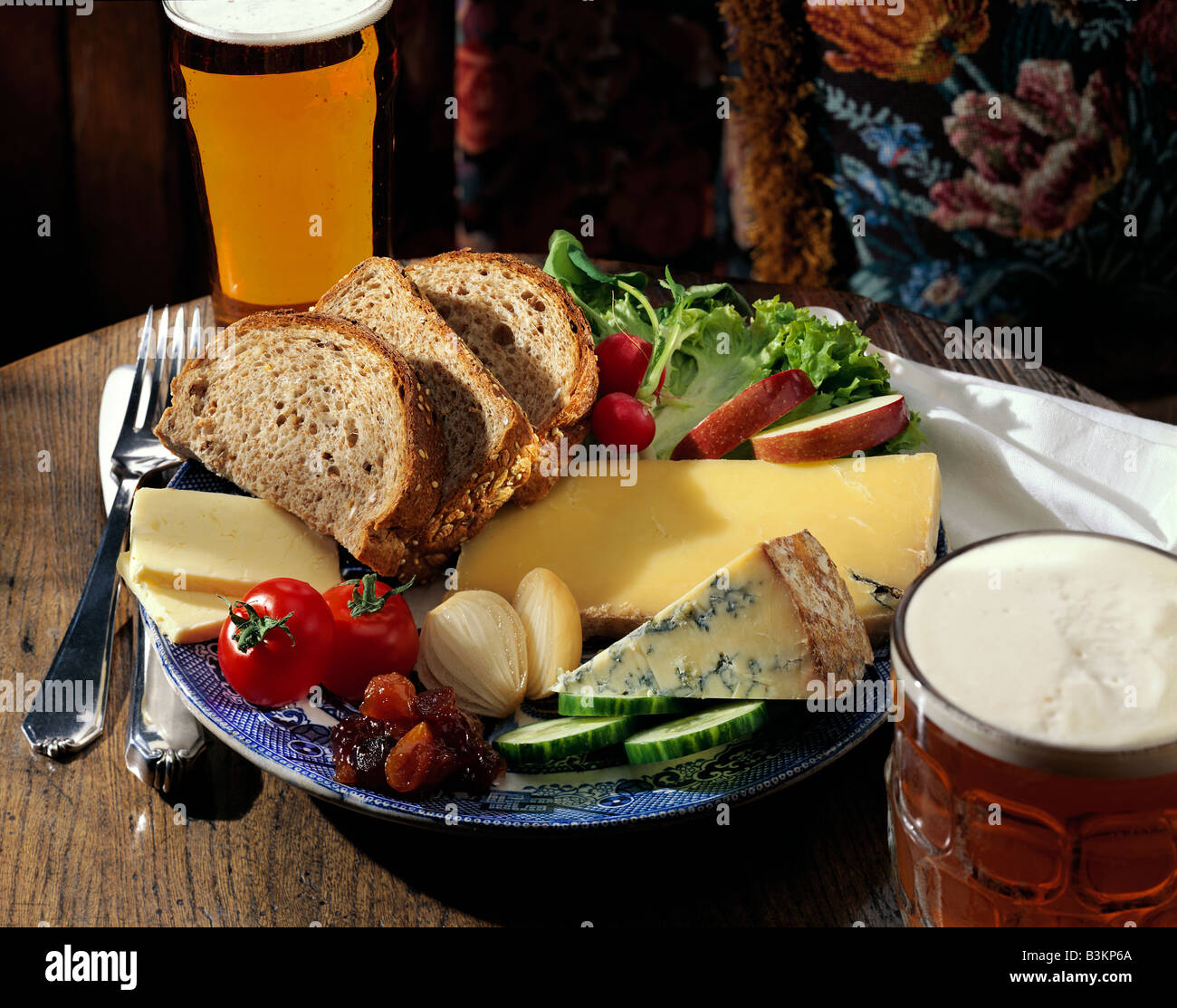 Ploughmans lunch hi-res stock photography and images - Alamy