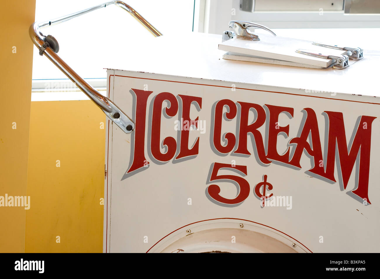 old fashioned ice cream mobile stand Stock Photo - Alamy