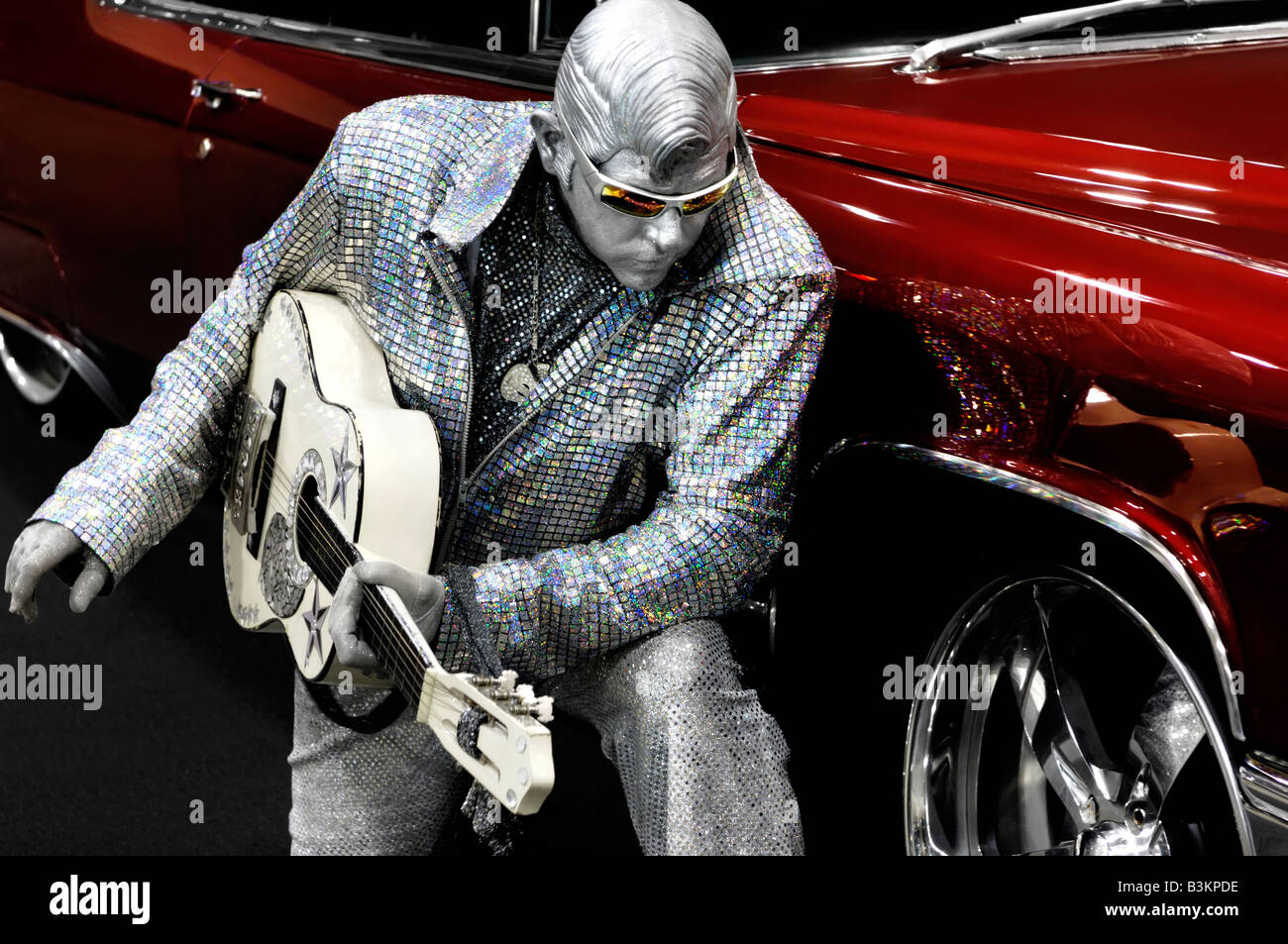 Elvis presley performing hi-res stock photography and images - Alamy