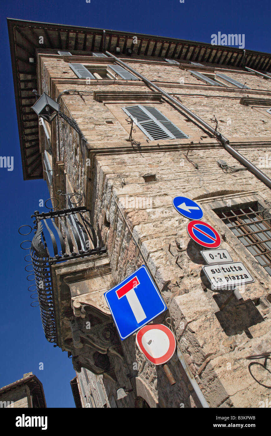 Piazza del Comune in Assisi building Stock Photo - Alamy