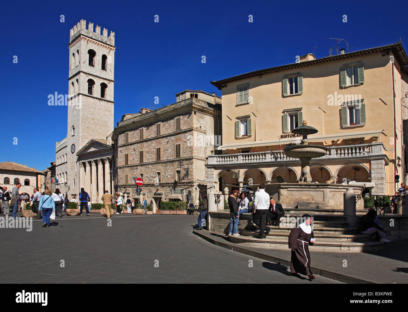 Piazza del comune in assisi hi-res stock photography and images - Alamy