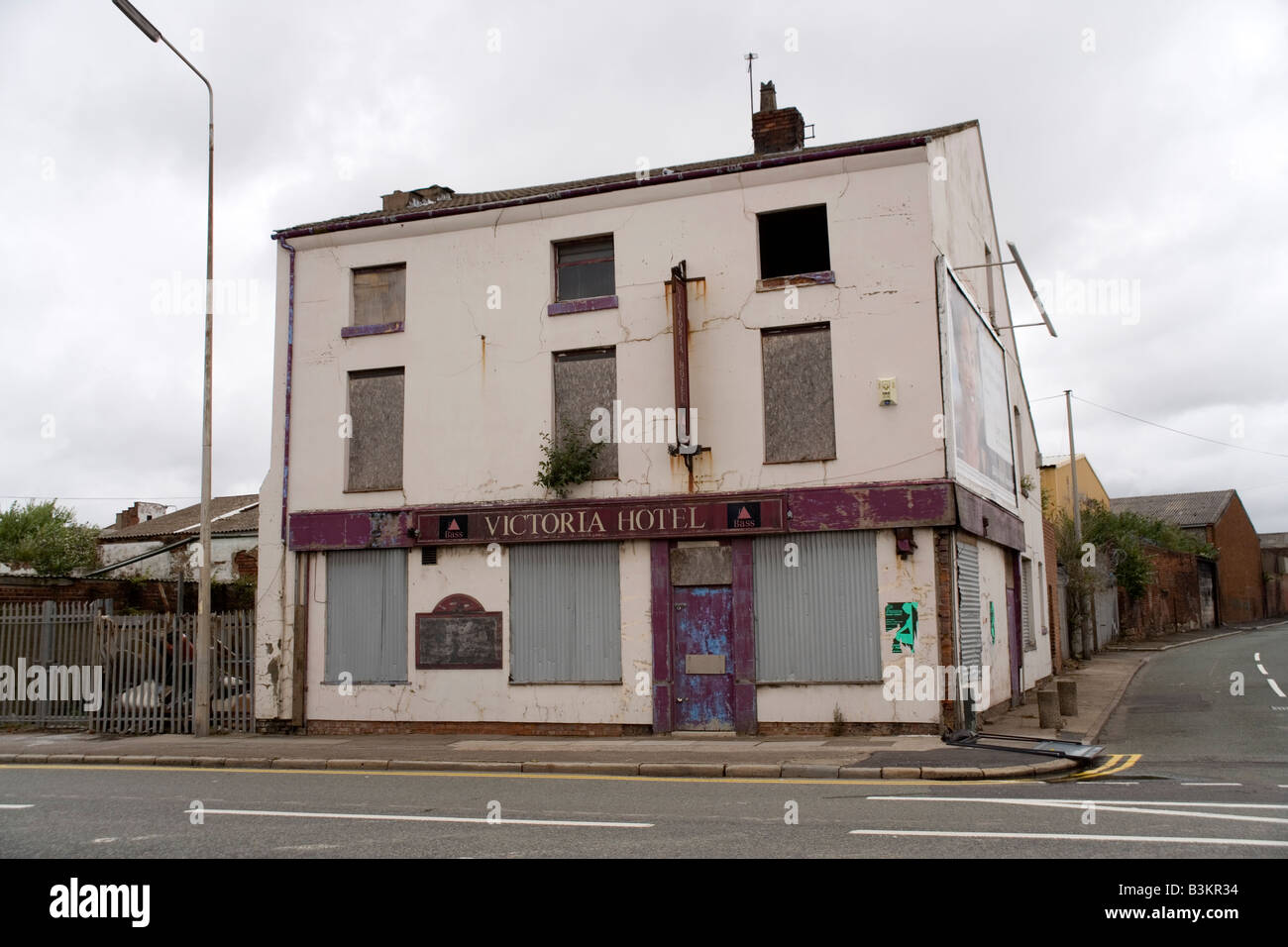 Rundown pub on the dock road in Liverpool Stock Photo - Alamy
