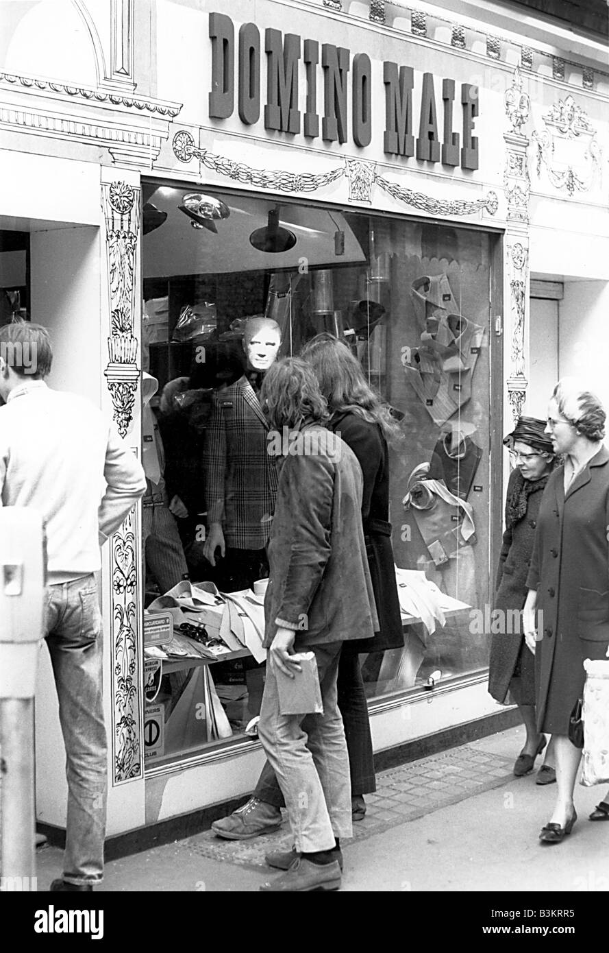 CARNABY STREET shoppers in 1965 Stock Photo - Alamy