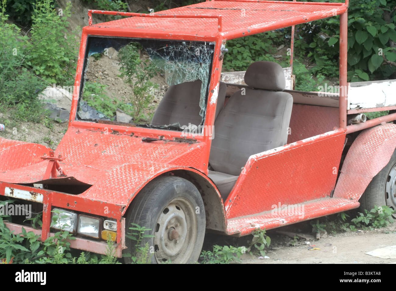 Old abandoned dune buggy rusting away Stock Photo - Alamy