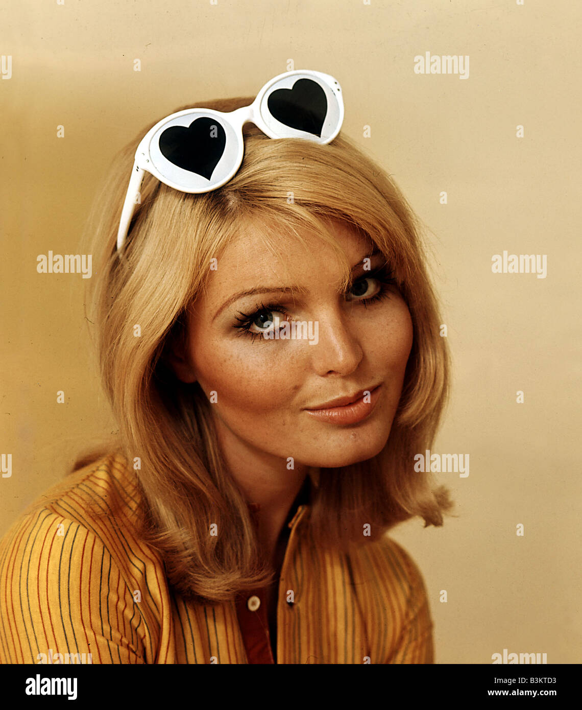 TEENAGE FASHIONS in 1966 London Stock Photo - Alamy