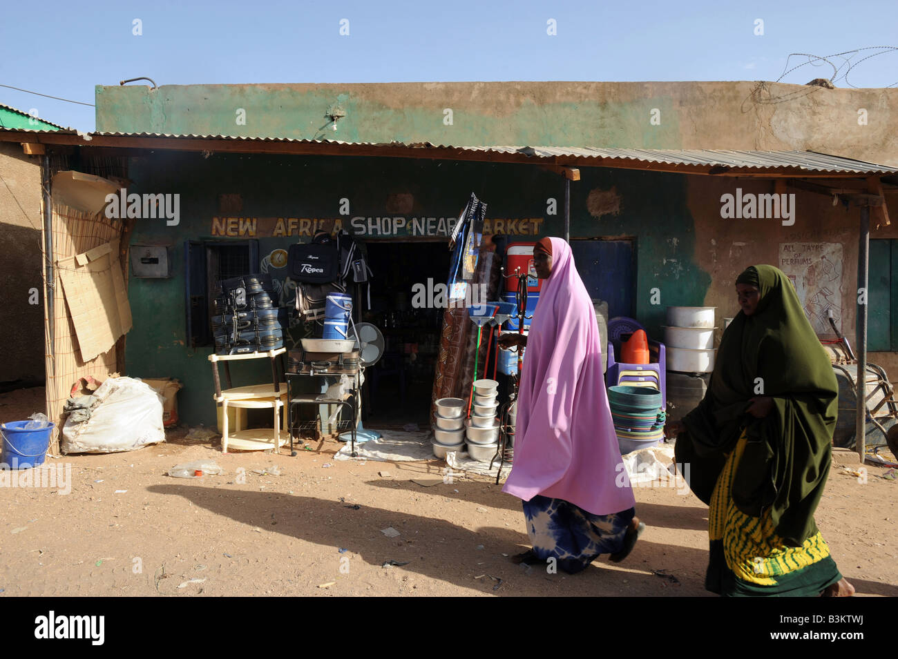 Somalis in Mandera market on the Kenyan side of the Kenyan Somali ...