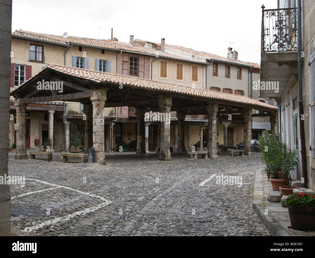 Lagrasse covered market square Stock Photo - Alamy