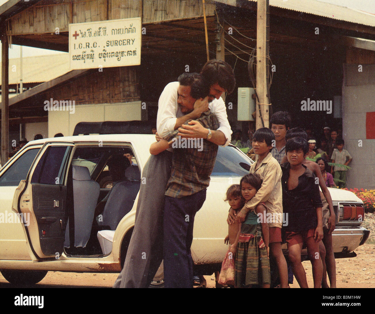 THE KILLING FIELDS 1984 Goldcrest film with Sam Waterman Stock Photo ...