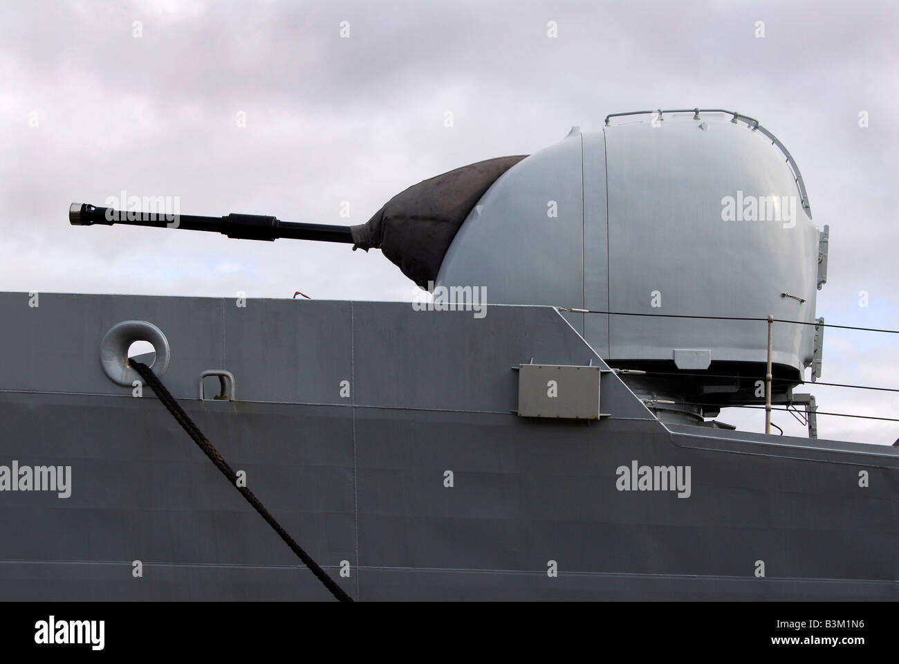 HMS Cornwall Gun Stock Photo - Alamy
