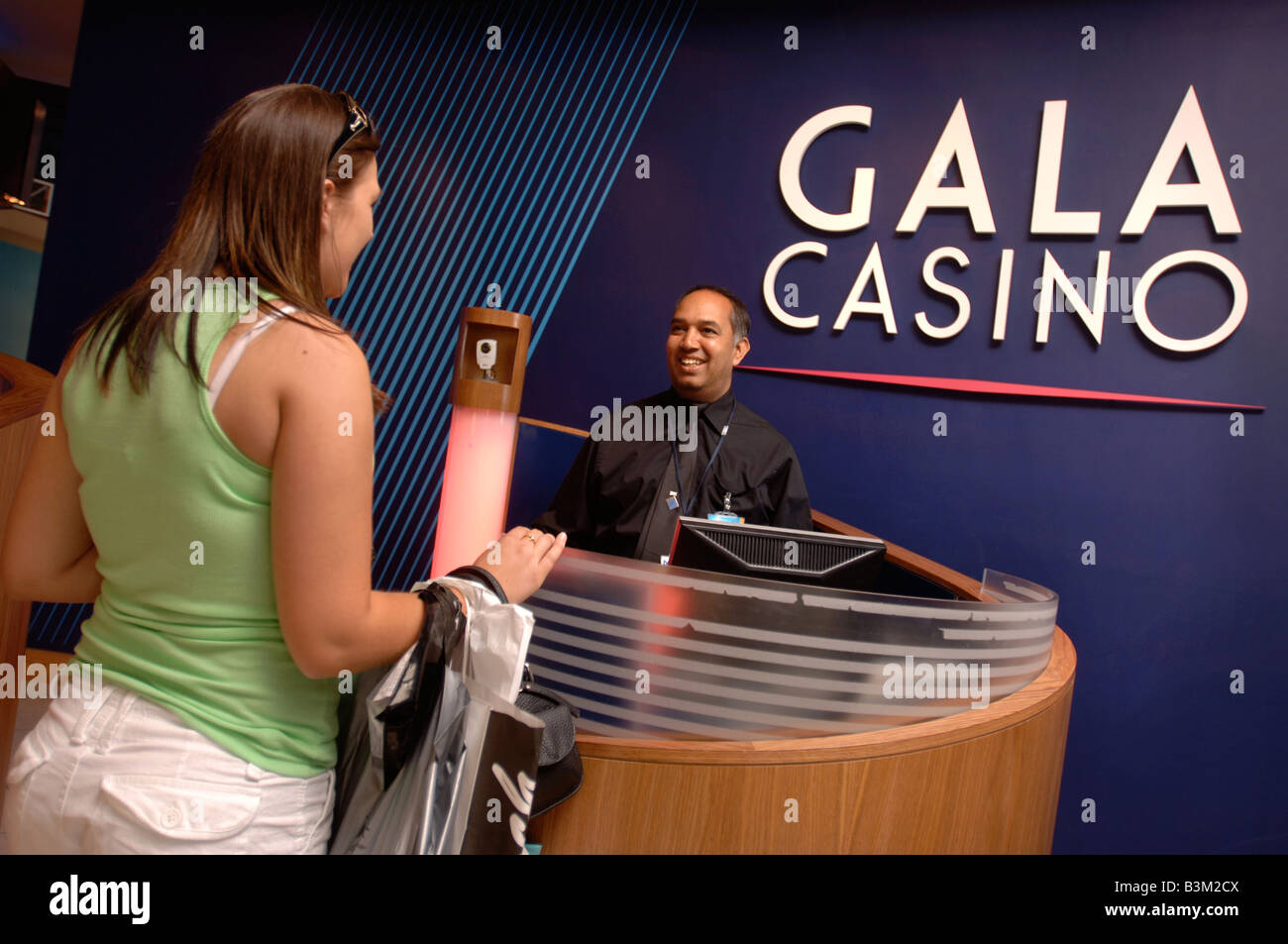 Black female security guard cctv hi-res stock photography and images ...