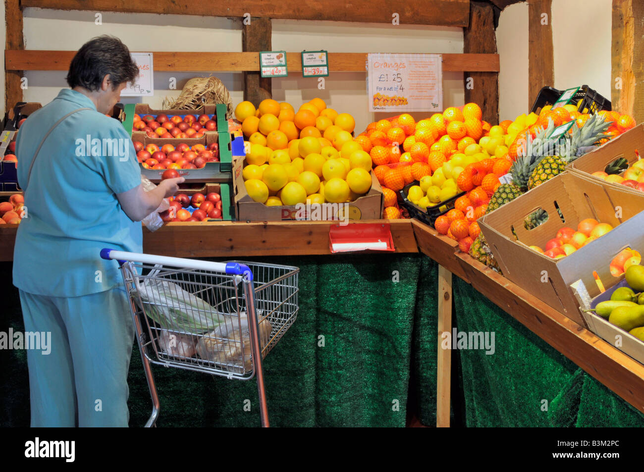 Fruit shop display of apples and pears hi-res stock photography and ...