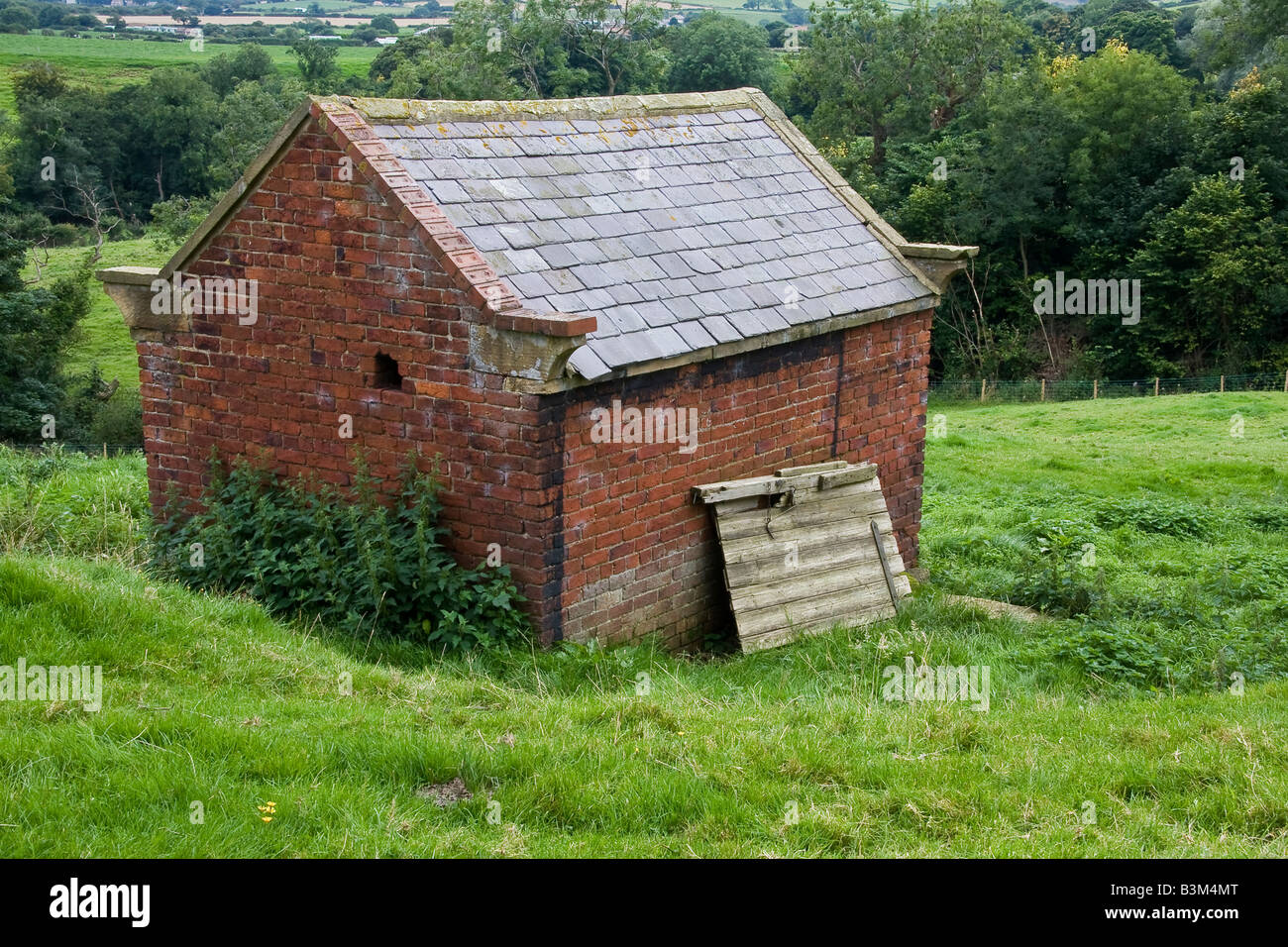 Old brick barn with broken door Stock Photo - Alamy