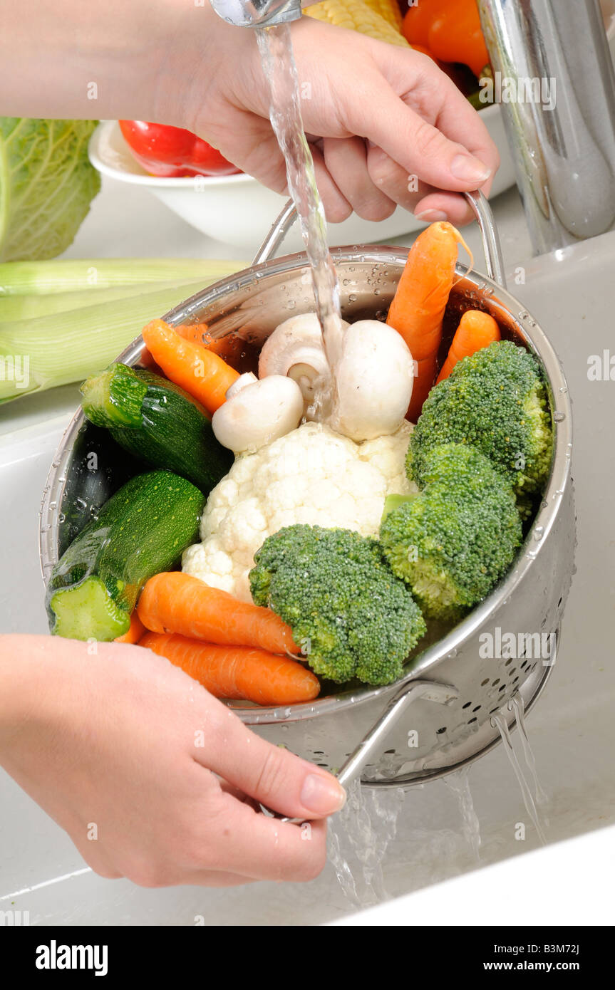 WASHING FRESH VEGETABLES IN COLLANDER Stock Photo - Alamy