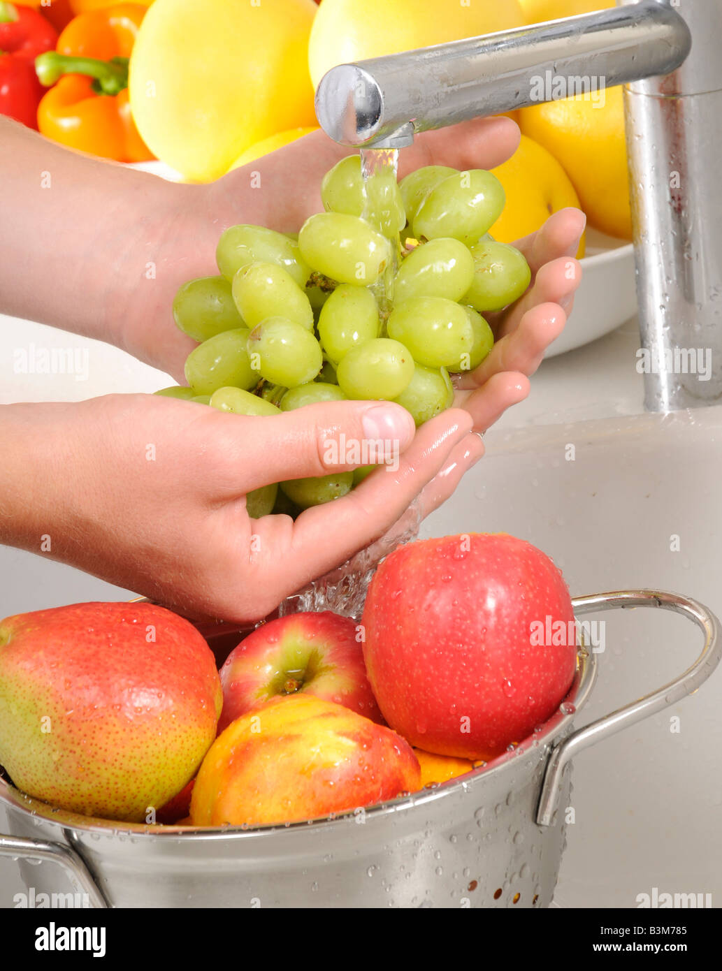 WASHING GREEN GRAPES Stock Photo - Alamy