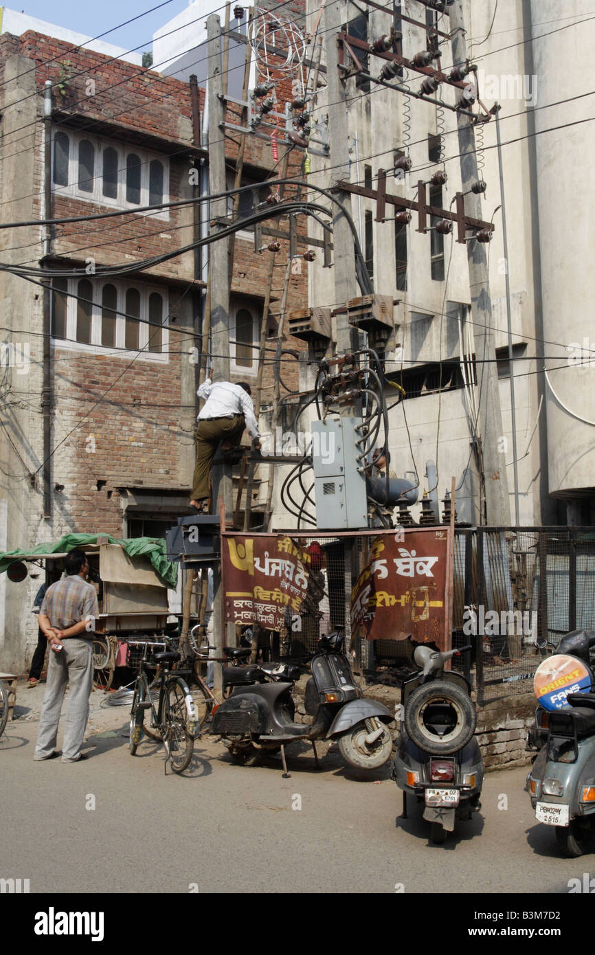 Some unsafe maintenance practices on an Indian Electricity transformer ...