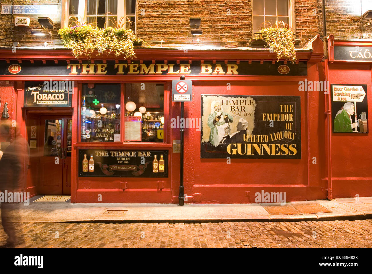 Exterior of bar hi-res stock photography and images - Alamy