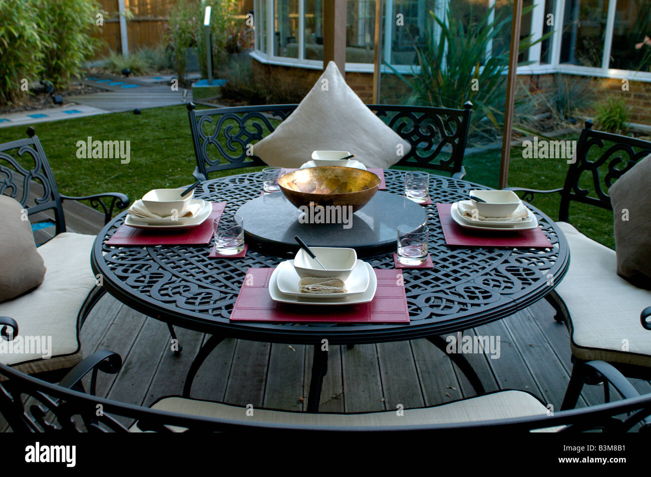 outdoor dining set in modern landscaped garden Stock Photo - Alamy